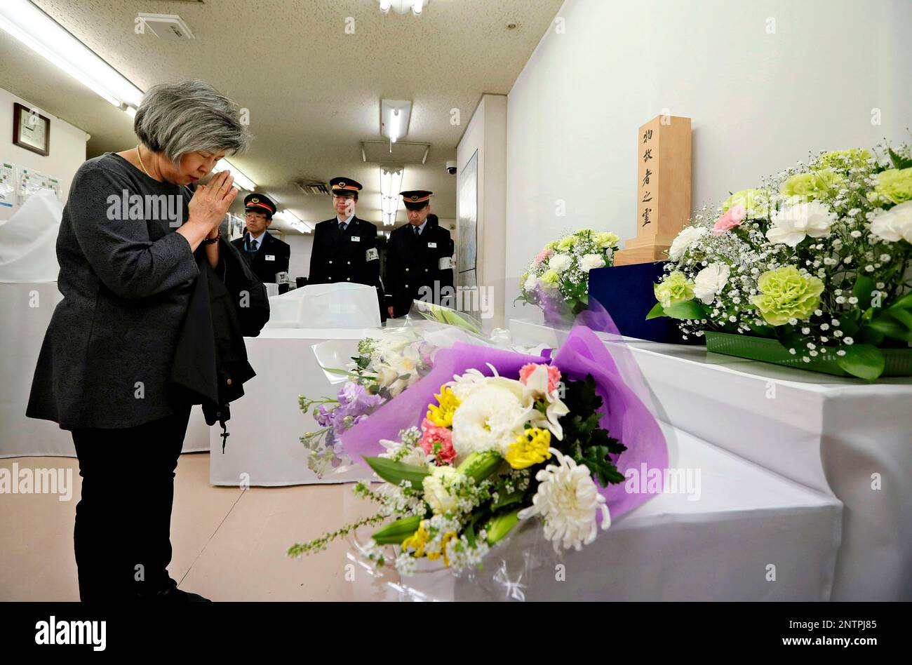 Shizue Takahashi visits the Kasumigaseki Station and offers flowers for ...