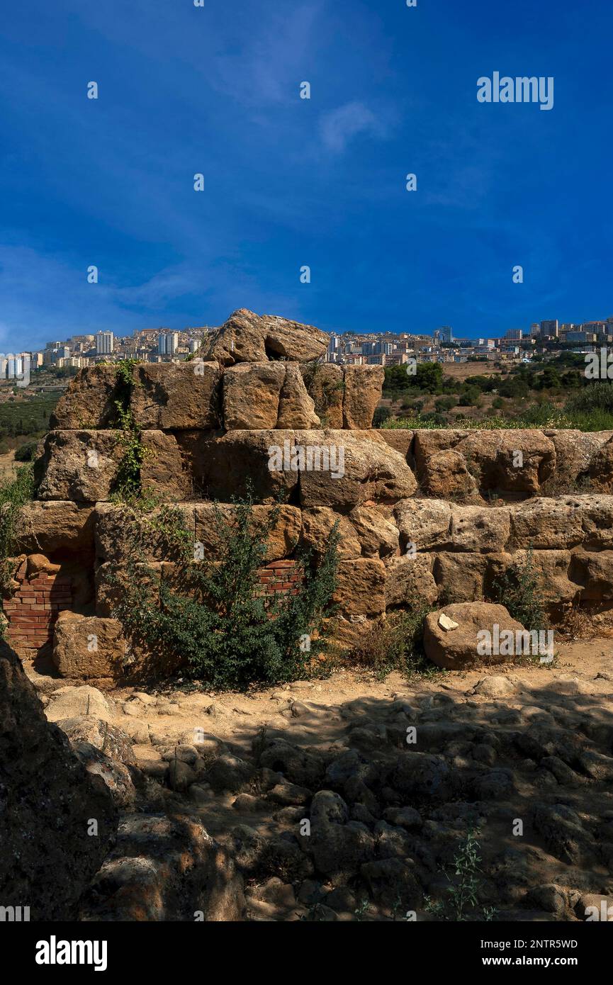 Moderne Appartementblöcke in der Stadt Agrigento in Süd-Sizilien ...