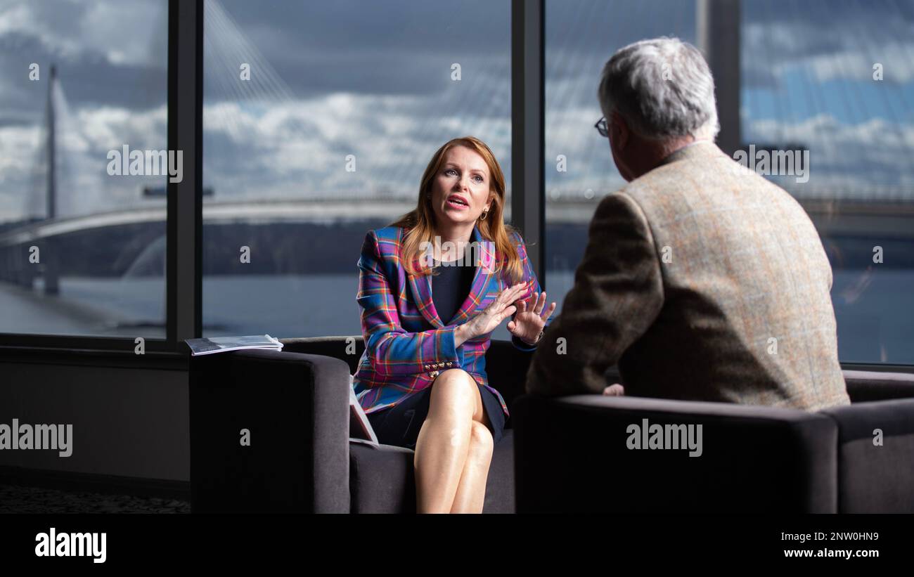 Ash regan spricht mit tim rideout -Fotos und -Bildmaterial in hoher ...