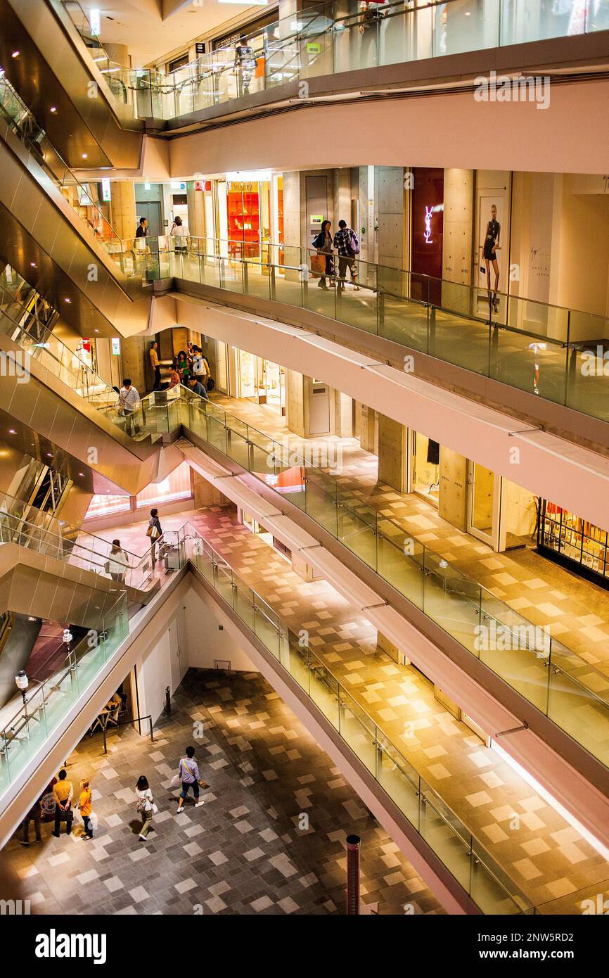 Innere der Omotesando Hills, Shopping-Mall von Tadao Ando in Omotesando ...