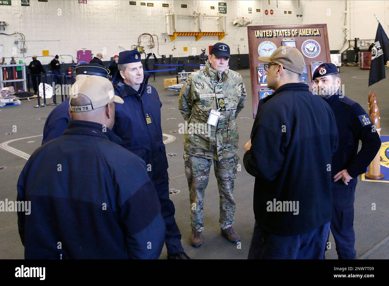 USS Gerald R. Ford (CVN 78) Oberbefehlshaber Bryan Davis, rechts ...
