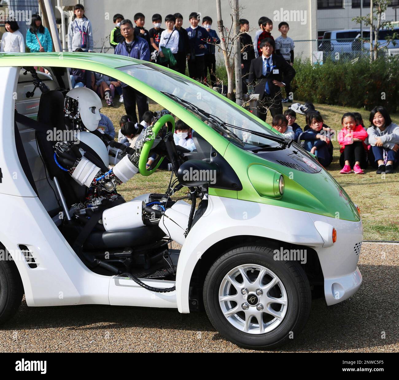 A demonstration experiment which a new humanoid type robot "Musashi ...