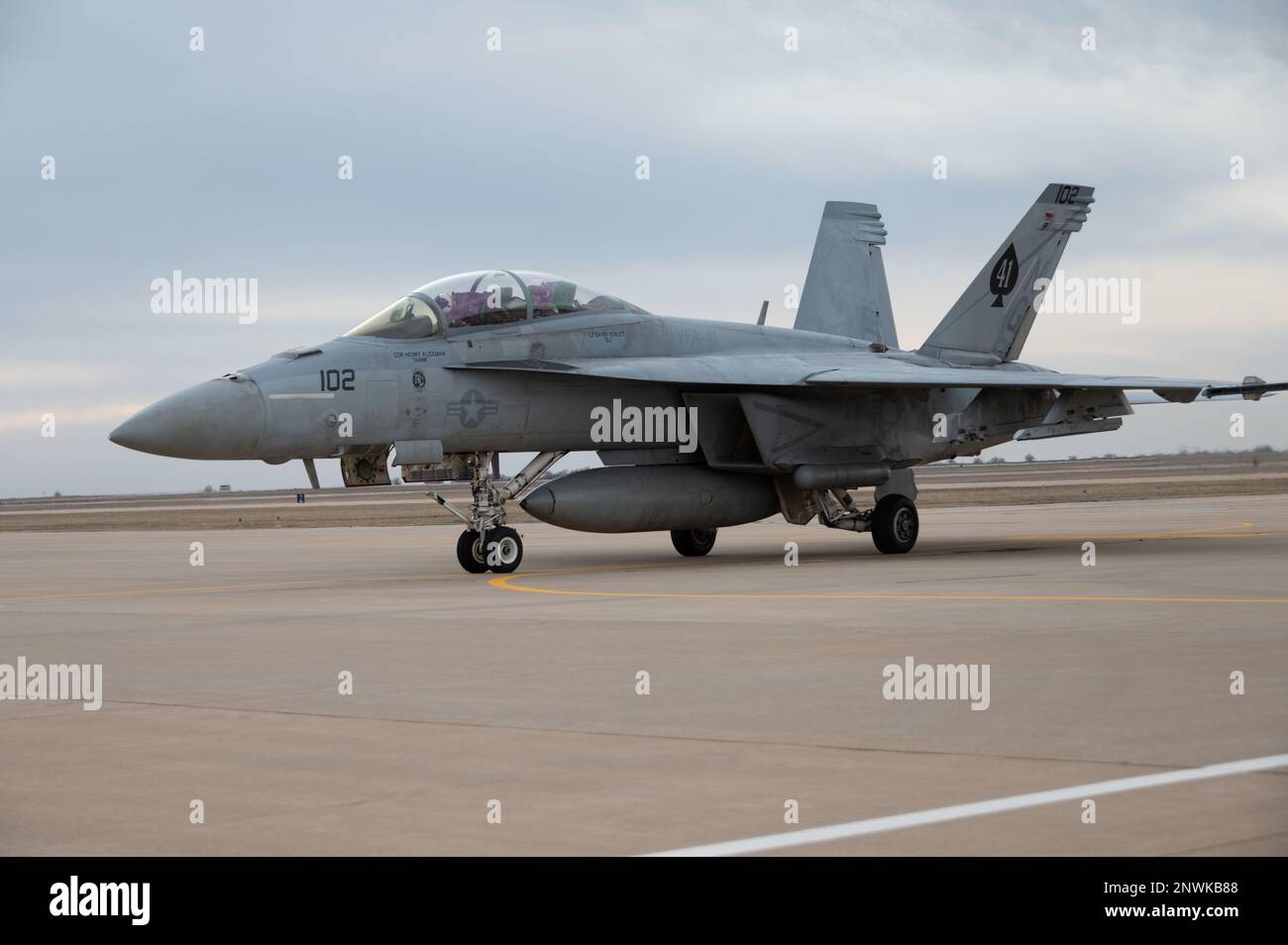 USA Lieutenant j.g. der Marine Greyson Thompson und die USA Lieutenant ...