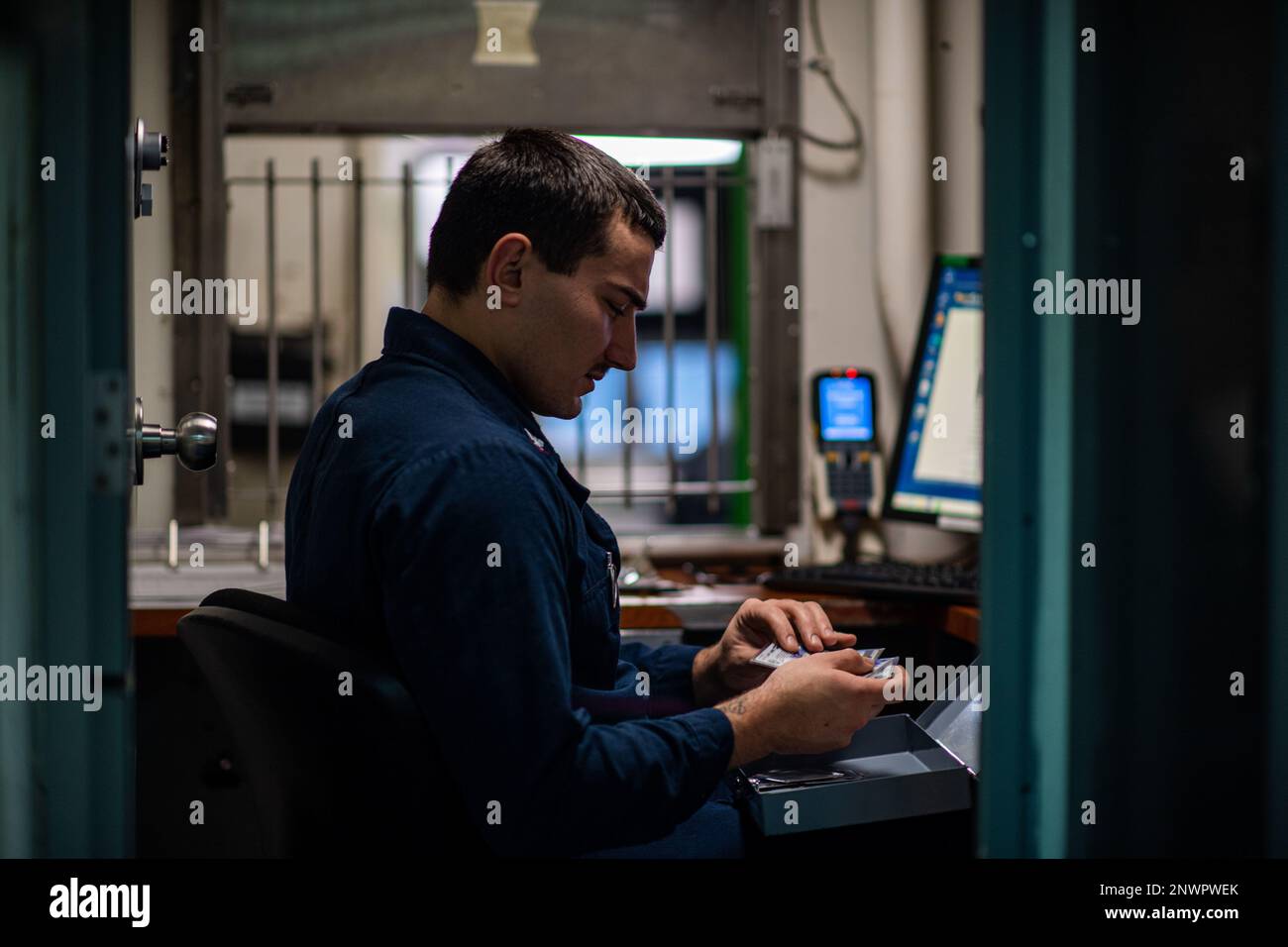 230103-N-KU796-1009 PHILIPPINE SEA (3. JANUAR 2023) USA Navy Staff ...