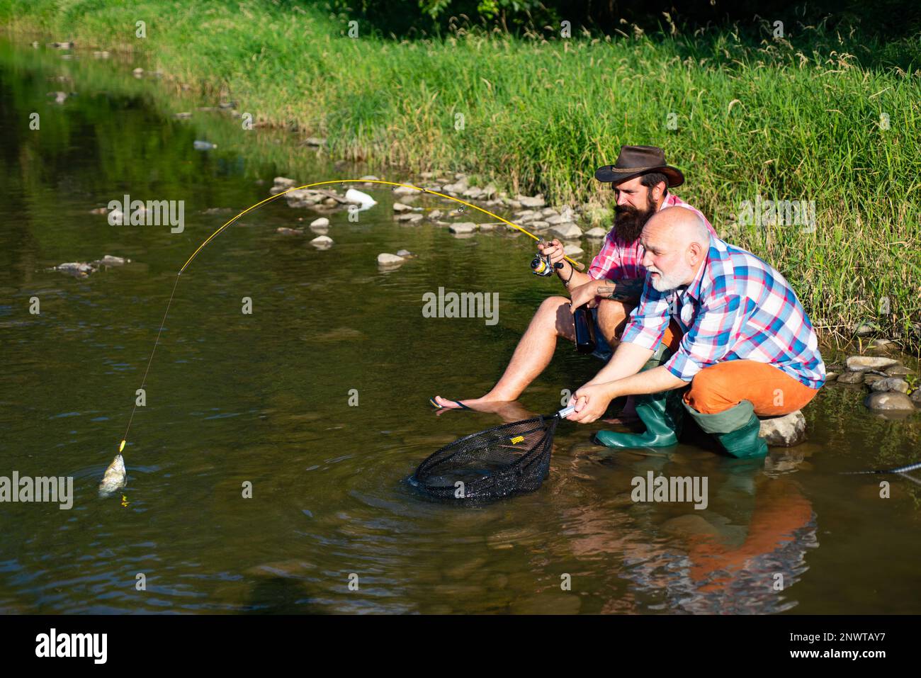Männer Hobby und Erholung. Fischer fangen erfolgreich Fisch. Fisher ...