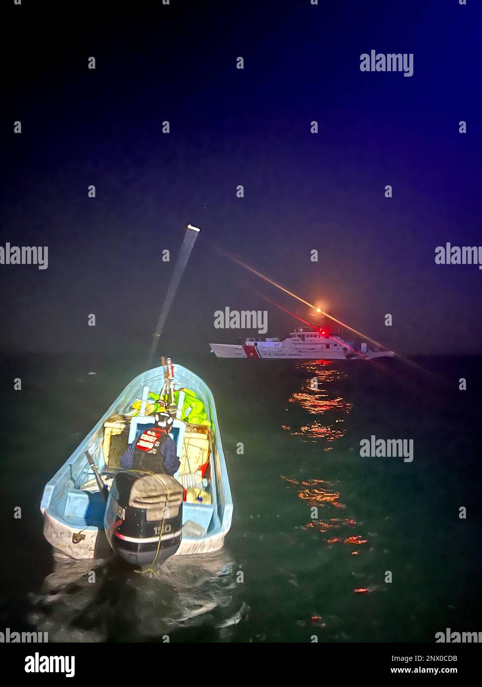 Ein Crewmitglied von Coast Guard Cutter Benjamin Dailey (Manning Coast ...