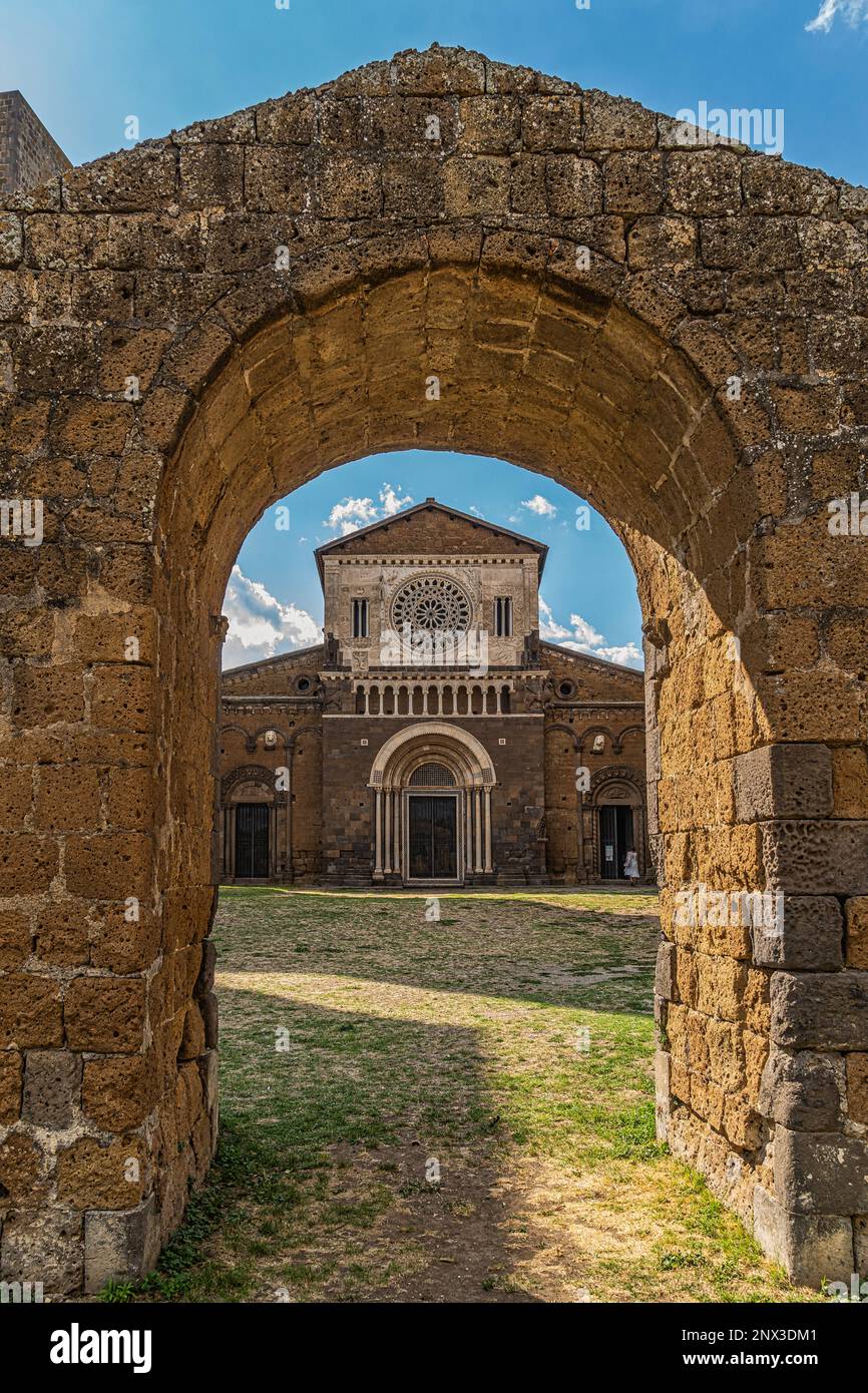 Die romanische Fassade der Basilika San Pietro in Toskanien mit den ...