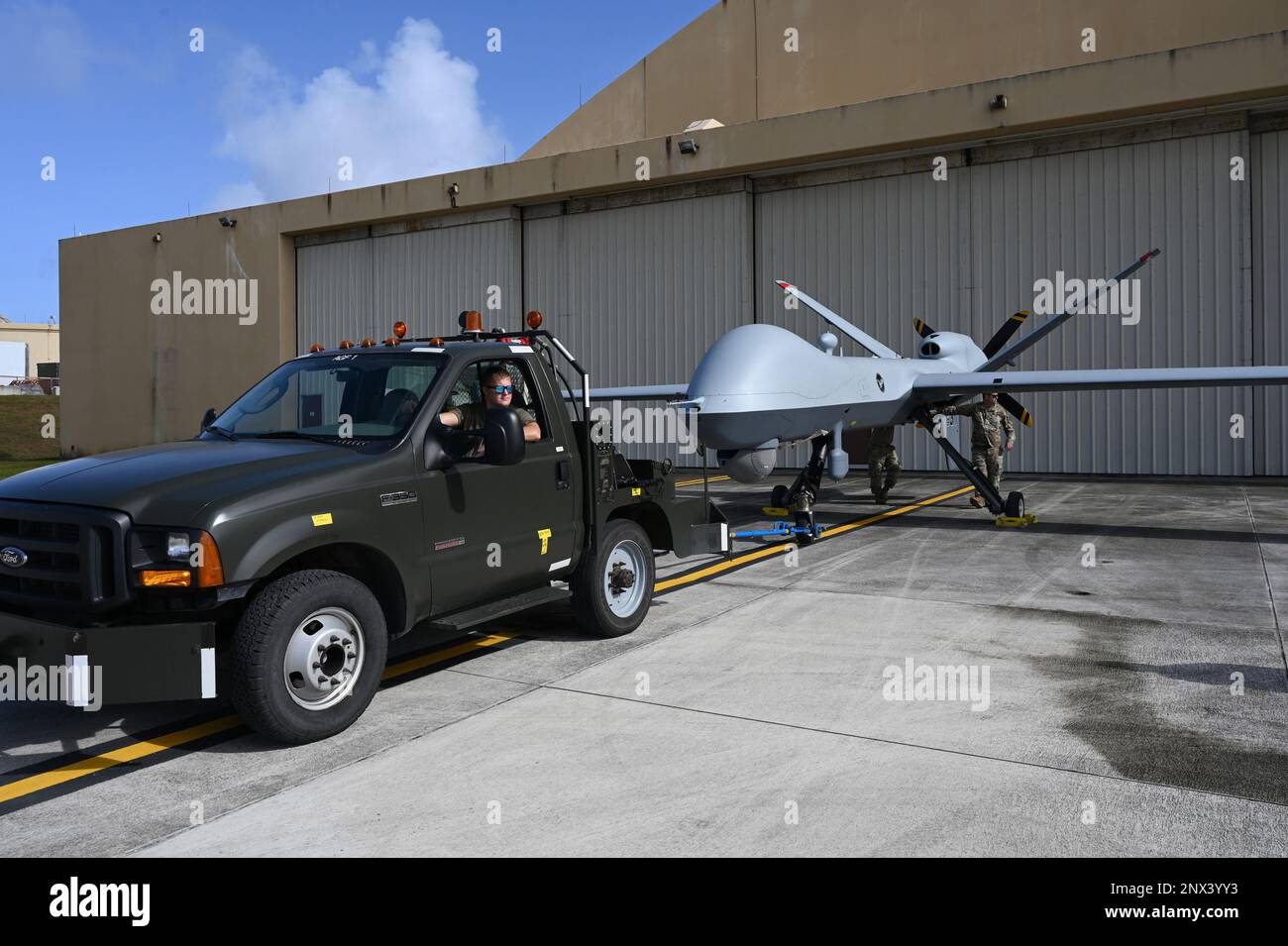 EIN US-AMERIKANISCHER Air Force 119. Wing Aircraft Maintainer schleppt ...