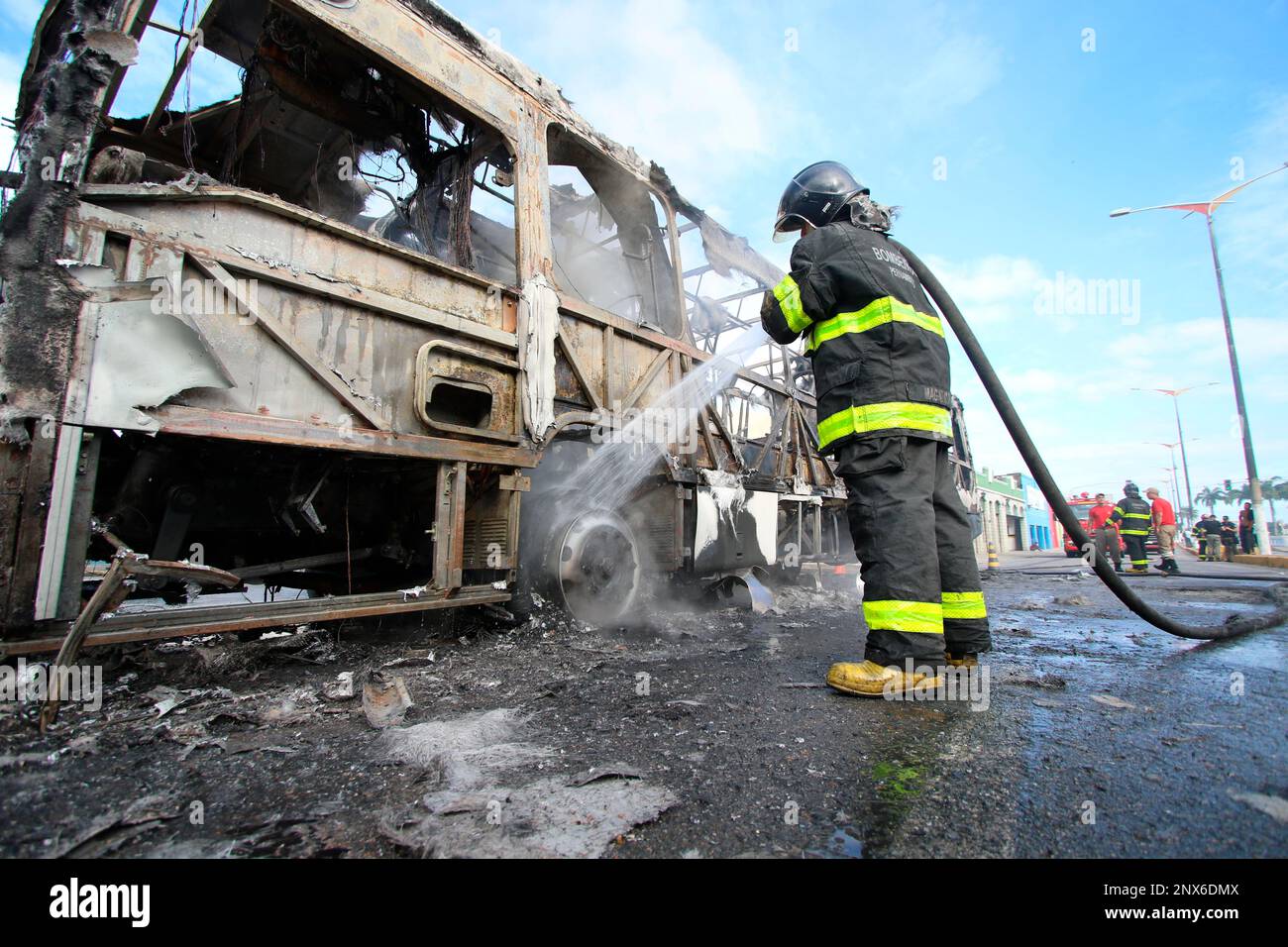 PE - Olinda - 05/13/2018 - Bus fires in Olinda. - City bus and the Rio ...