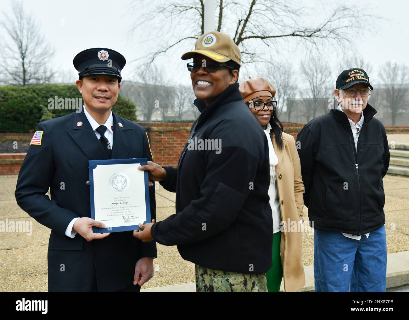 230131-N-ZV473-1002 NORFOLK, VA (31. Januar 2023) vier zivile ...