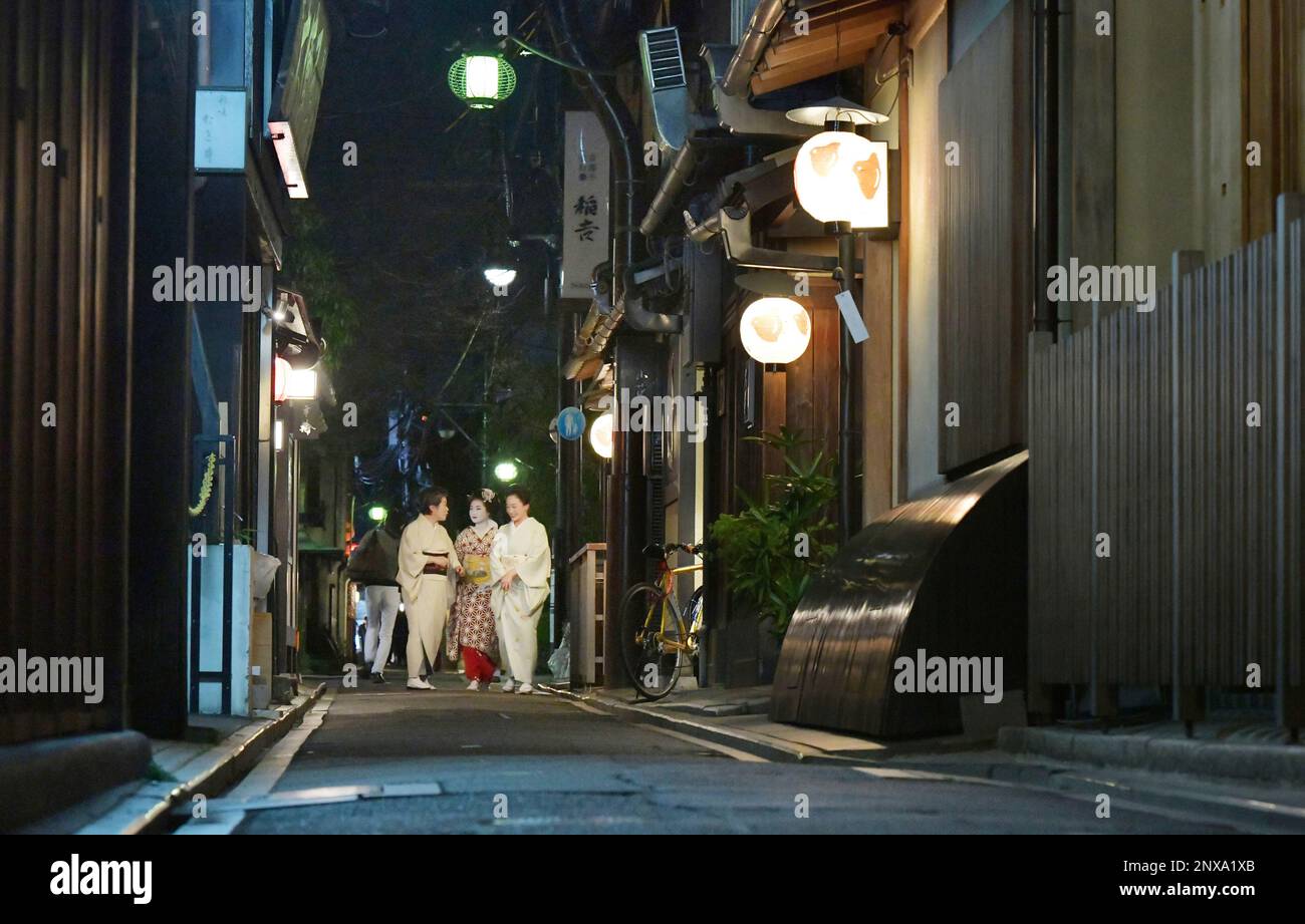 This photo shows Ponto-cho in Kyoto City, Kyoto Prefecture on April 9 ...