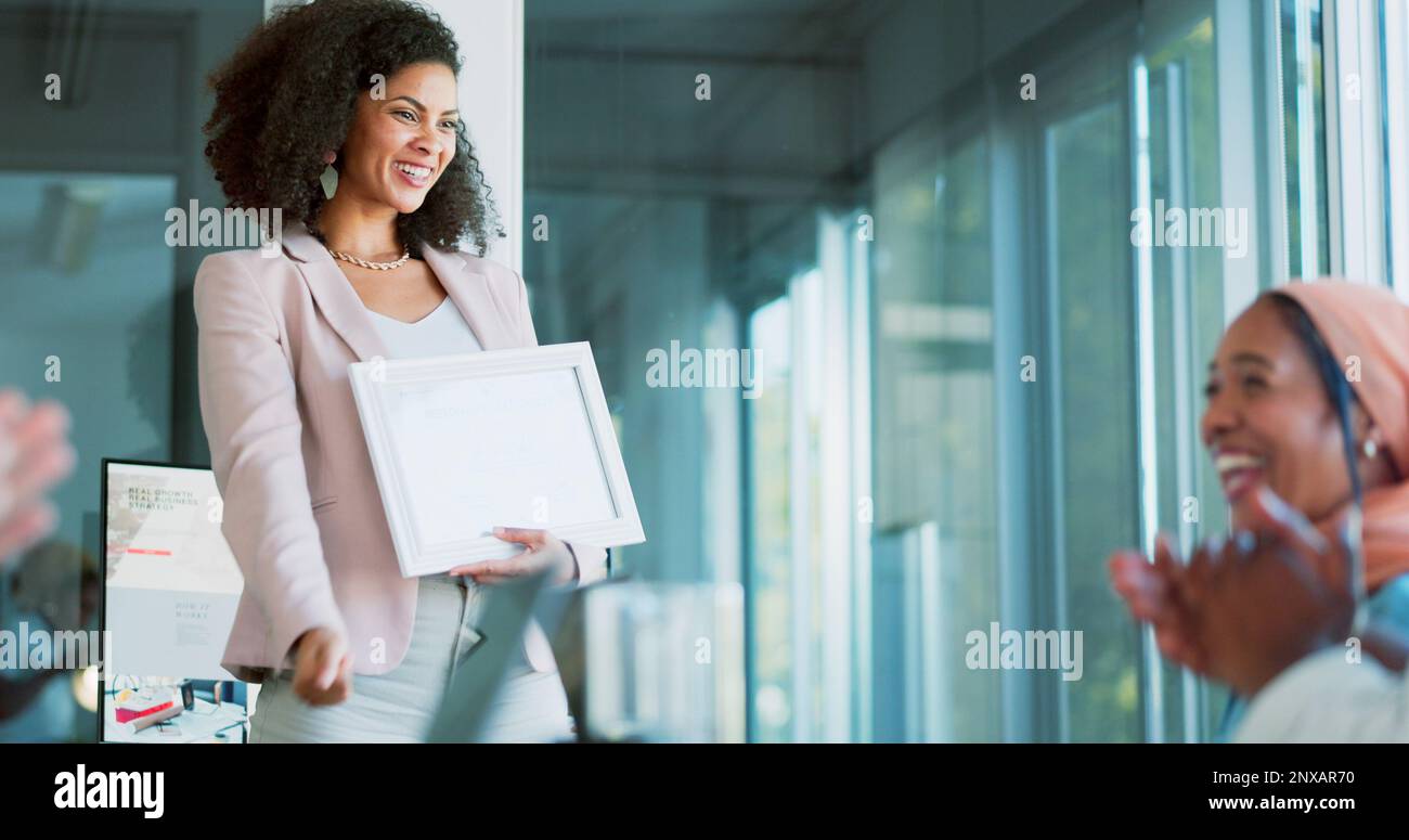 Auszeichnung, Gewinnerin und Applaus mit einer schwarzen Geschäftsfrau und einem Team zur Feier ...