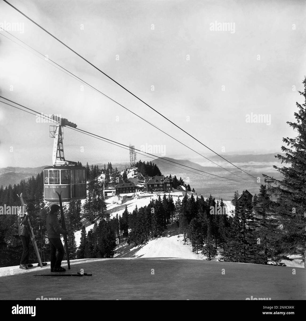 Menschen auf der seilbahn Schwarzweiß-Stockfotos und -bilder - Alamy