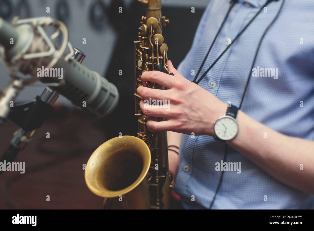Blick auf einen Saxofon-Spieler in Kopfhörern während der Probe ...