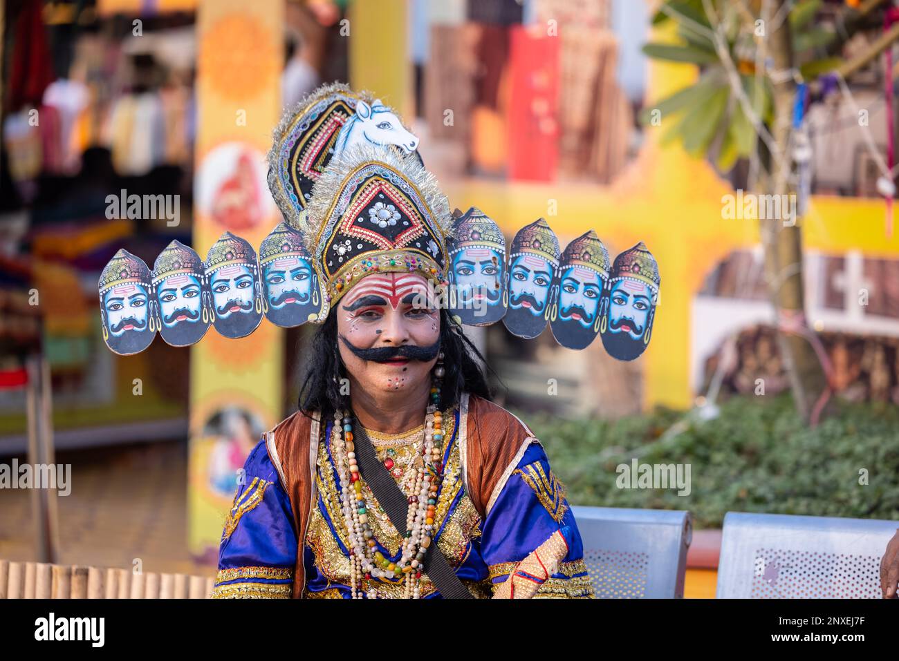 Noida Haat, männliche Künstler kleiden sich wie König Ravan mit zehn ...