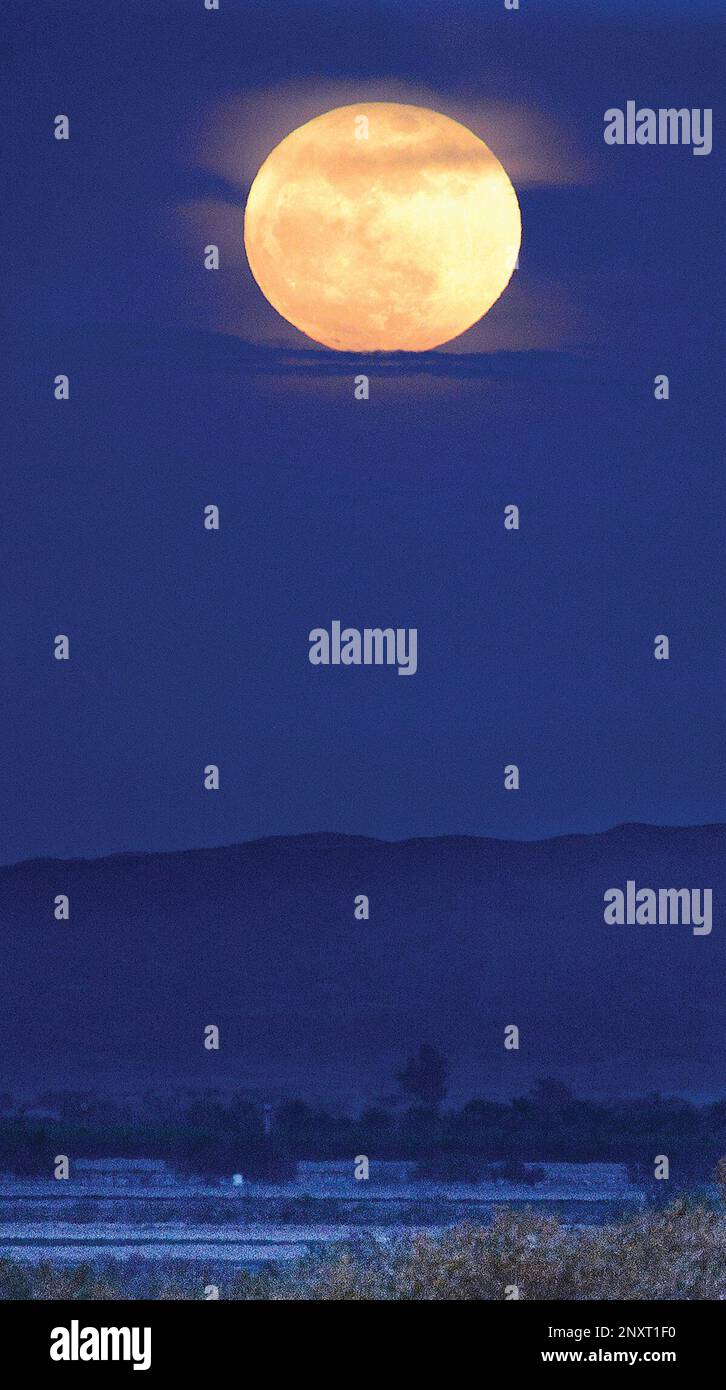 The first full moon of 2018 rises over the Gila Valley, peaking out ...