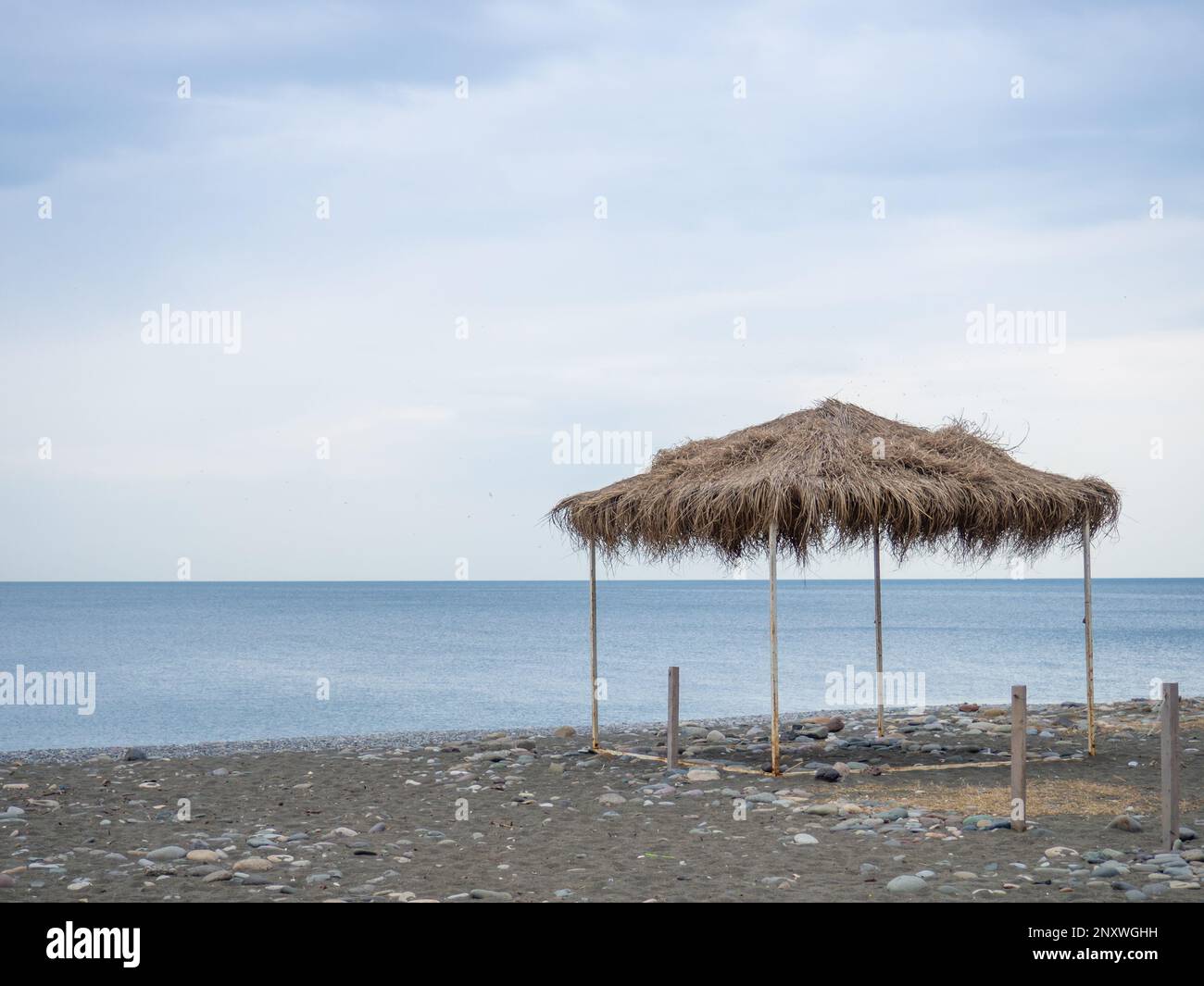 Strandhäuser mit Strohdach im Winter. Zerstörte Landschaft am Strand ...