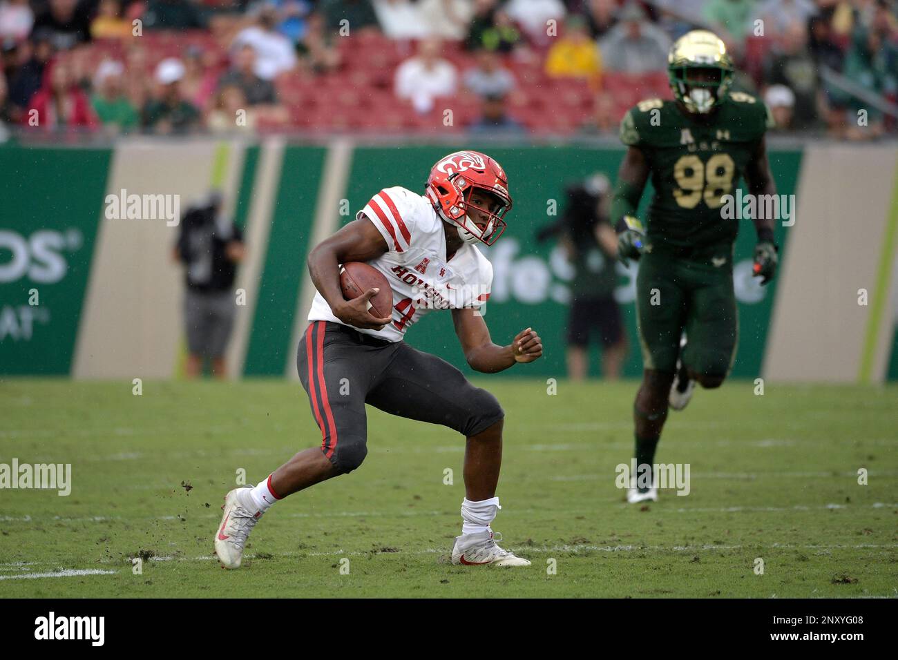 Houston quarterback Bryson Smith (1) rushes for yardage in front of ...