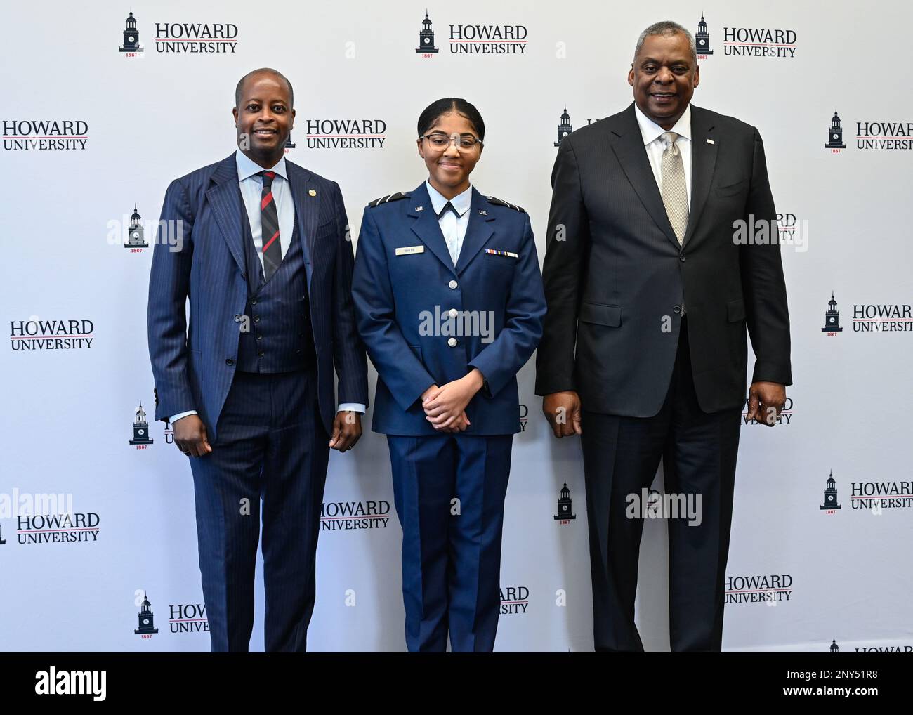 Howard University President Dr. Wayne Frederick, Left, posiert mit Air ...