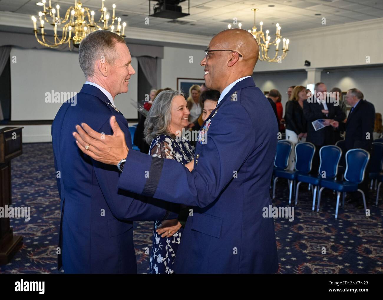 Air Force Chief of Staff General CQ Brown, Jr. gratuliert Lieutenant ...