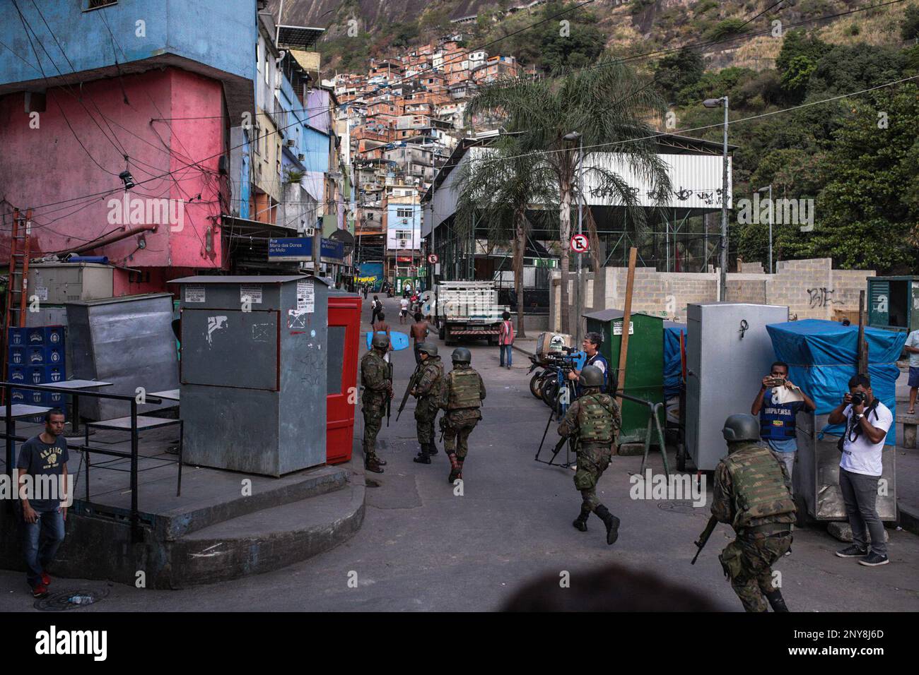 RJ - Rio de Janeiro - 09/22/2017 - Police operation in the favela of ...