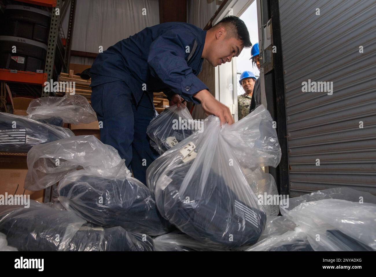 NORFOLK (9. Januar 2023) – Logistics Specialist Joshua Ignacio, dritte ...