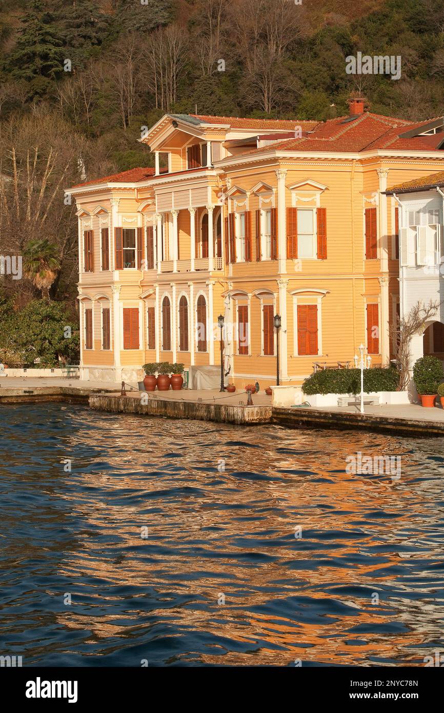 Blick auf die traditionelle Residenz am Meer oder das sogenannte Herrenhaus am Wasser von ...