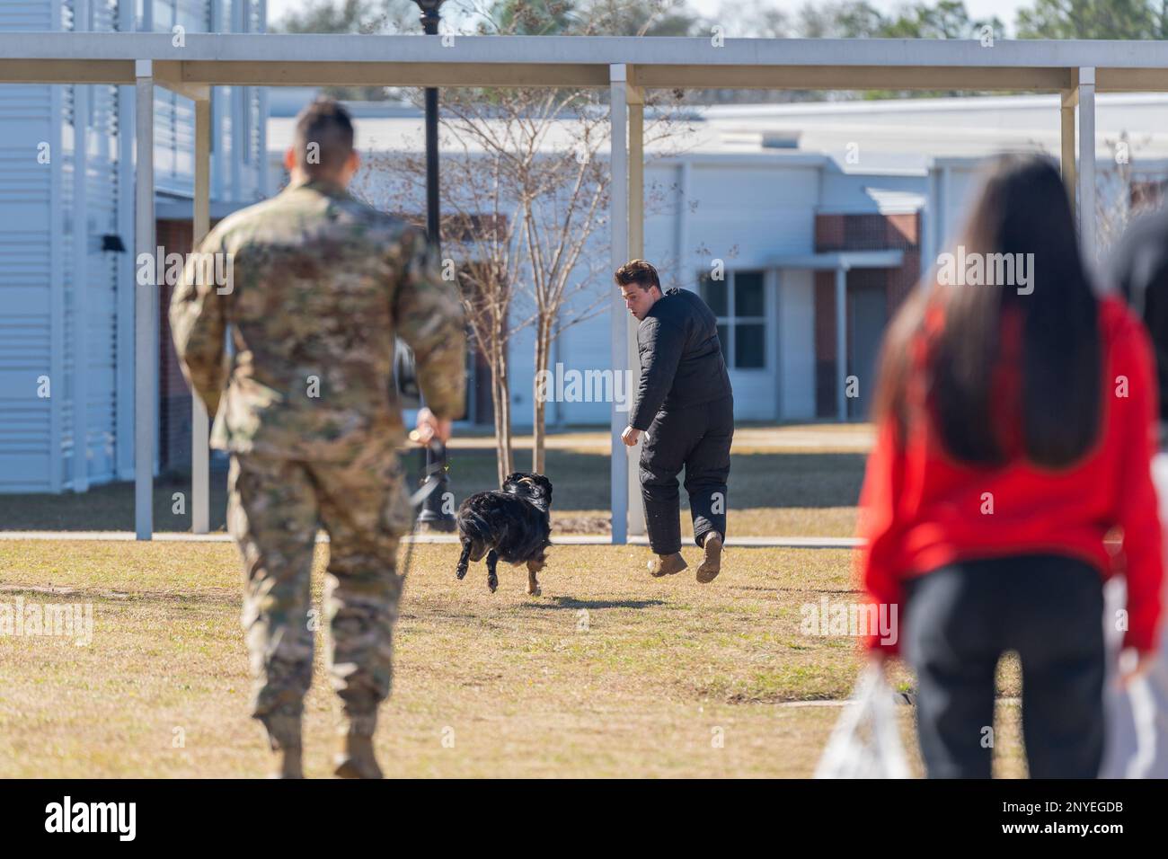 Ein Flugmann der 820. Base Defense Group führt am VHS Air Force Career ...