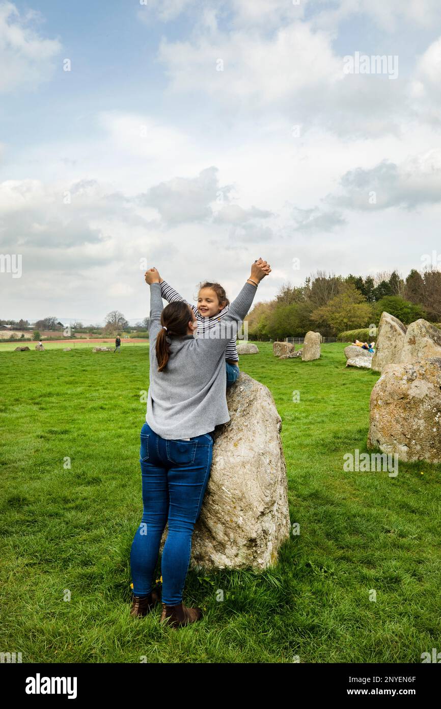 Kinder im steinkreis -Fotos und -Bildmaterial in hoher Auflösung – Alamy