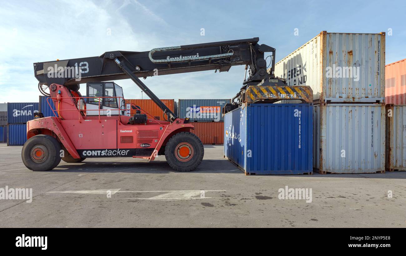 Dobanovci, Serbien - 3. März 2017: Reach Stacker Lifting Shipping ...