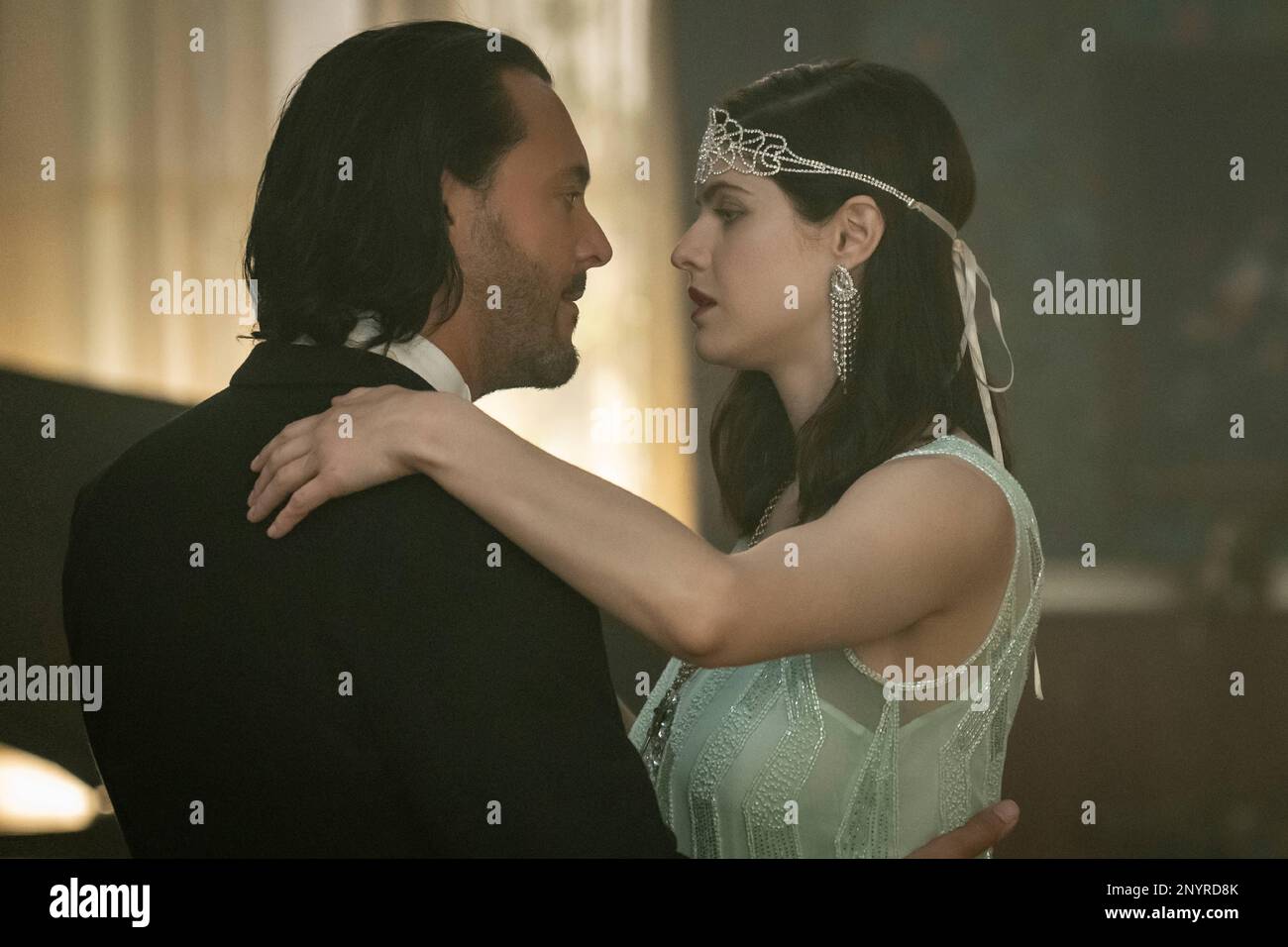 Alexandra Daddario als Dr. Rowan Fielding und Jack Huston als Lasher ...