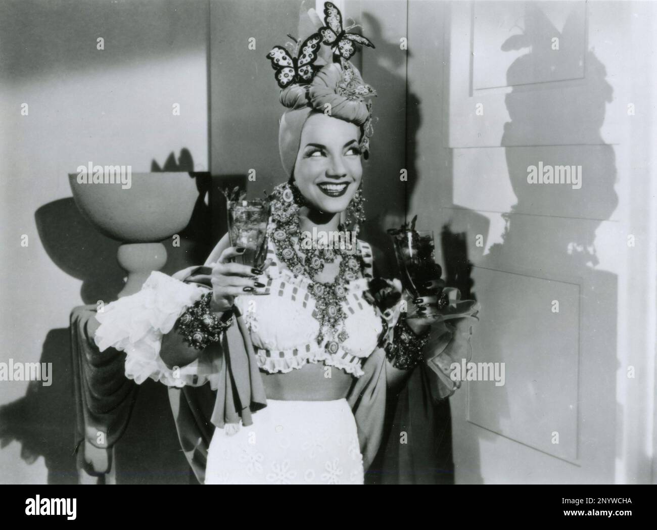 Portoguese-brasilianische Sängerin und Schauspielerin Carmen Miranda im Film The Gang's All Here ...