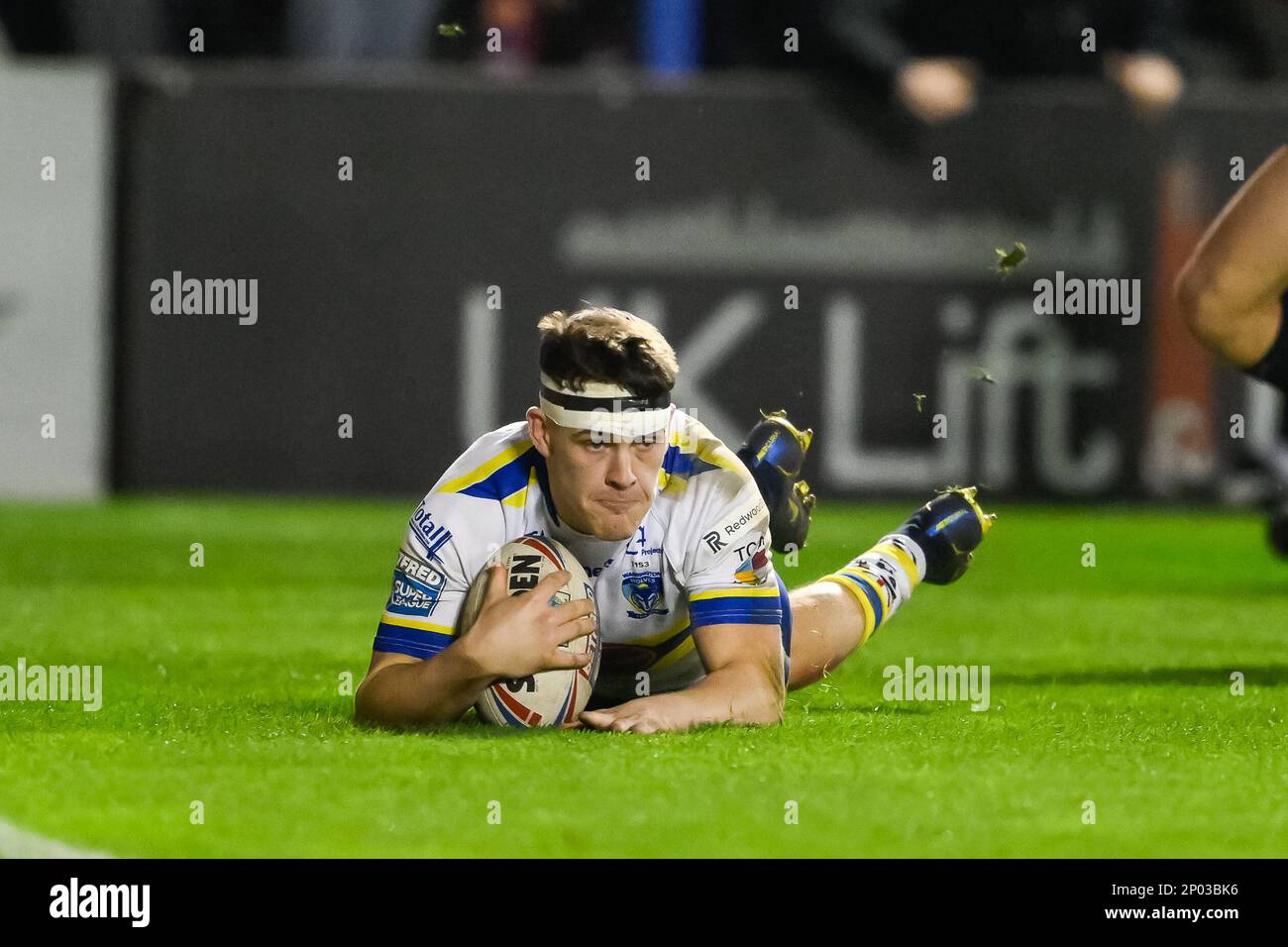 Josh Thewlis #2 von Warrington Wolves tritt während des Spiels der ...