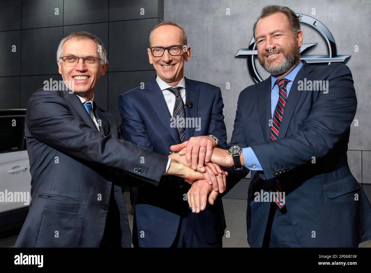 Carlos Tavares, left, CEO of PSA Peugeot Citroen, Karl-Thomas Neumann ...
