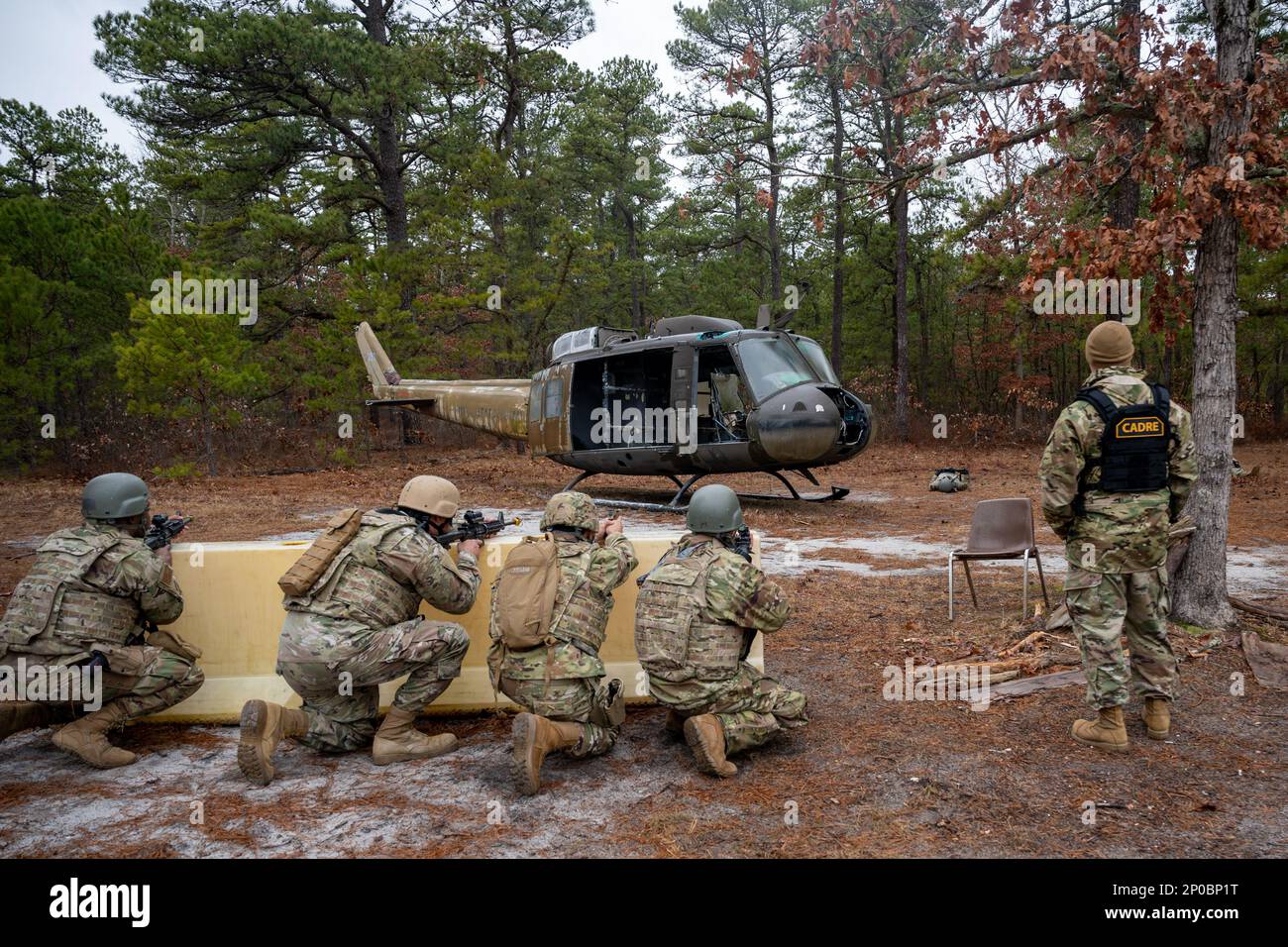 USA Air Force Outside the Wire Pre-Deployment Training Studenten lernen, wie man einen ...
