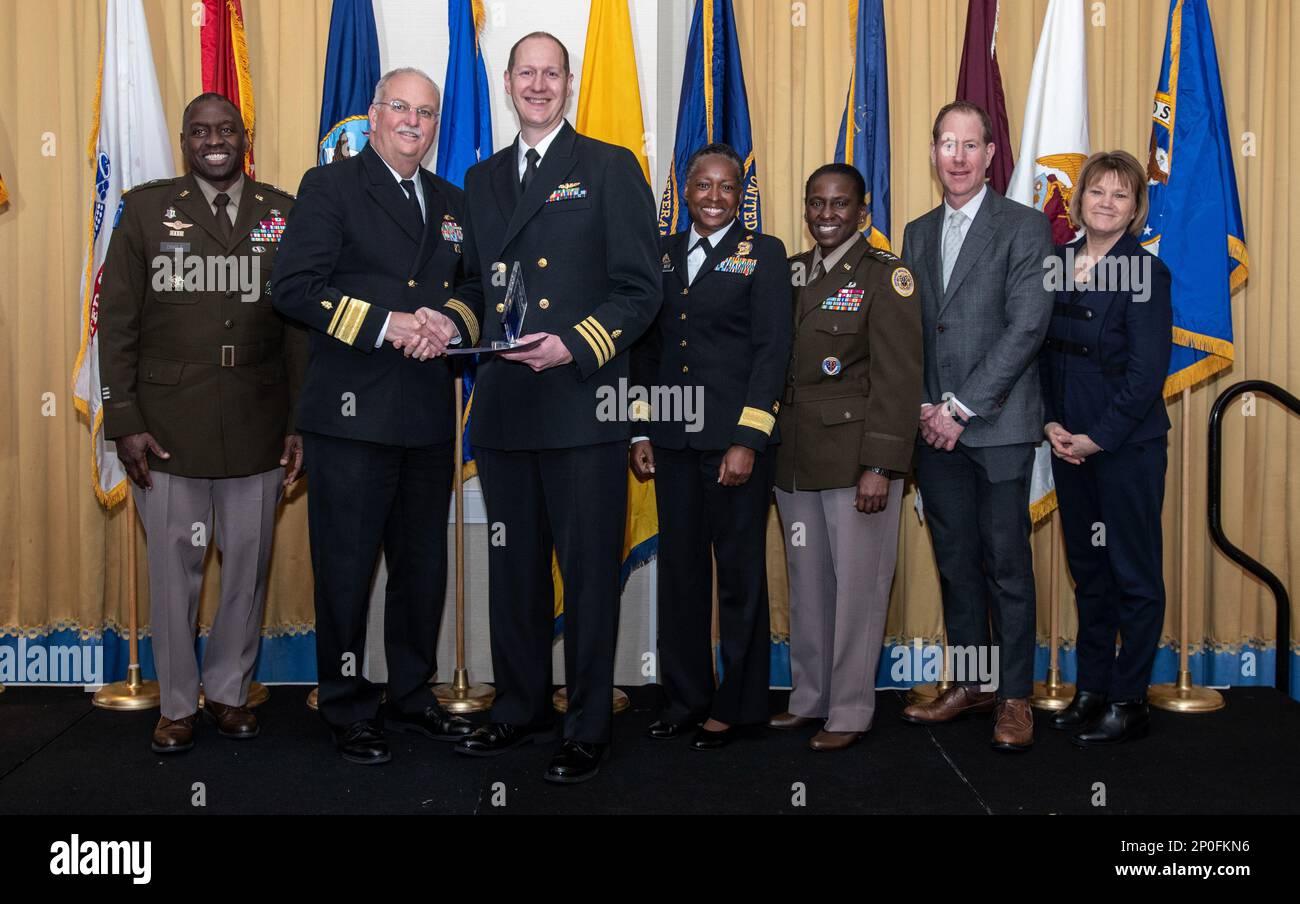 USA Navy Commander. Christopher DeAngelis, Dekan/Direktor der Tri ...