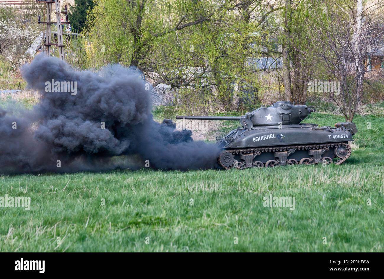 M4 Sherman-Panzer, unter Beschuss, Nachstellung der Schlacht von WW2 ...