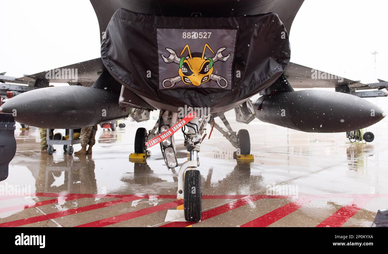 Ein Cover mit dem „Stinger“-Logo des 180. Fighter Wing schützt die ...