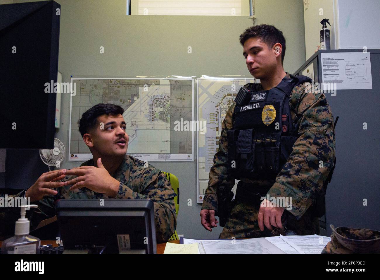 USA Marinekorps Sergeant John Gundling, Left, spricht zu Sergeant ...