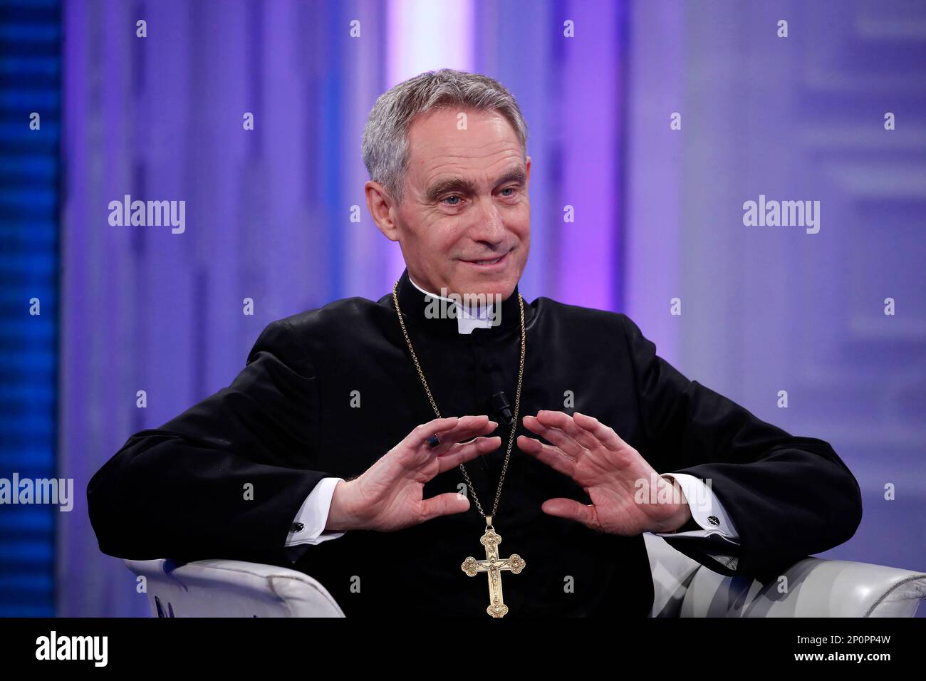 Der deutsche Priester Georg Ganswein während der Fernsehübertragung von ...