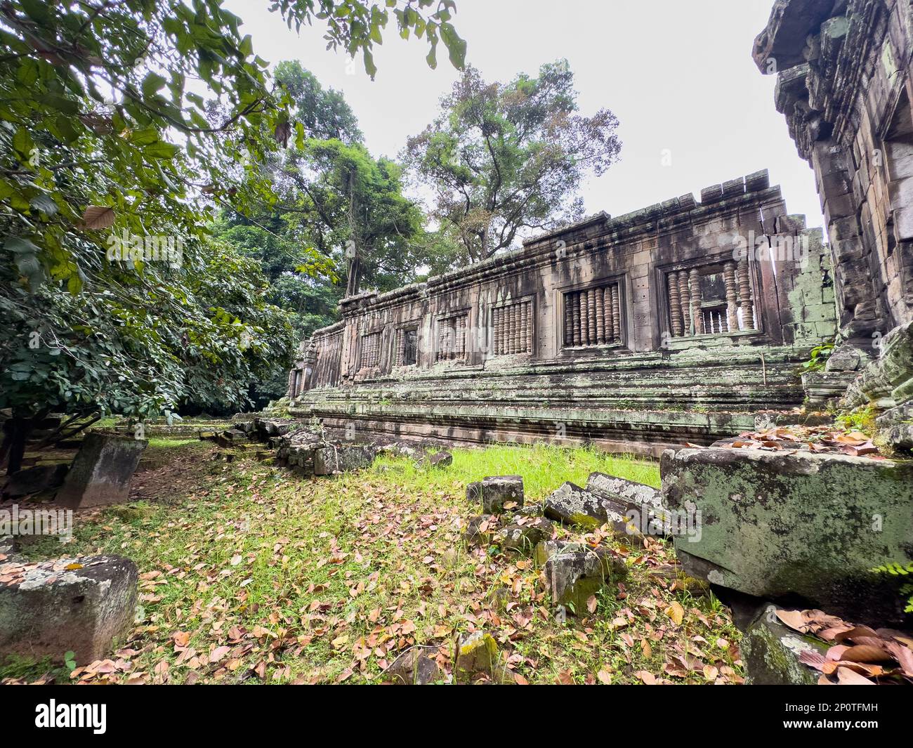 Einer von zwei Khleangs, oder Lagerräumen, hinter den Türmen des Prasat Suor Prat aus dem 12 ...