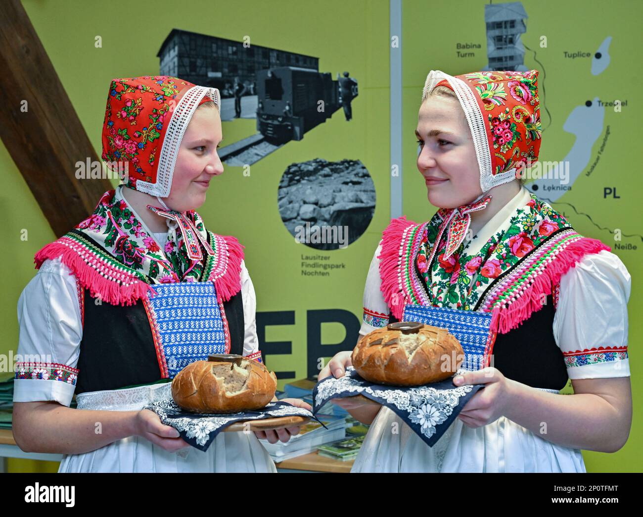 03. März 2023, Brandenburg, Neiße-Malxetal: Mit Brot und Salz, Lara ...