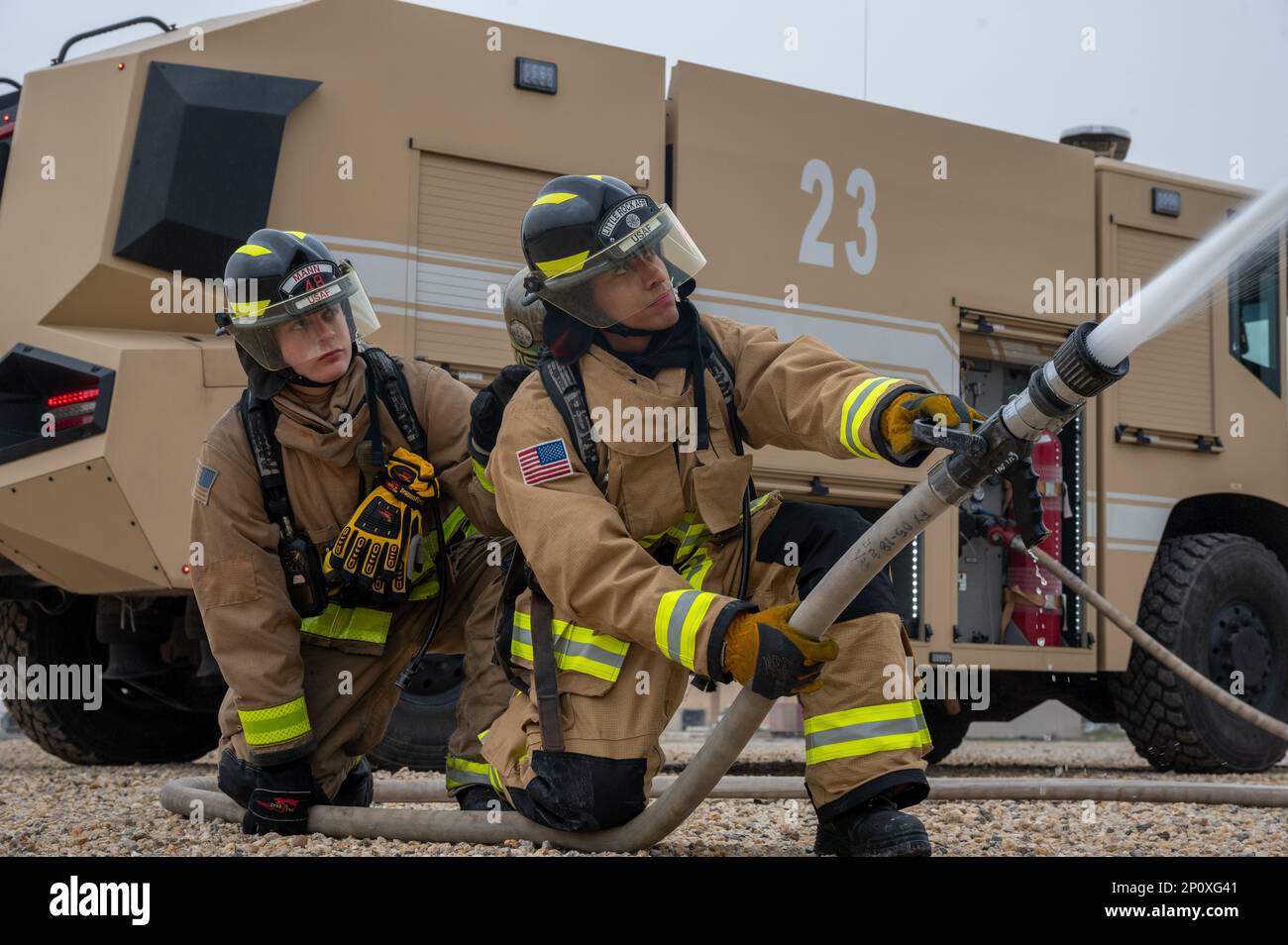 USA Air Force Senior Airman Ethan Dedmon und U.S. Air Force Airman 1 ...