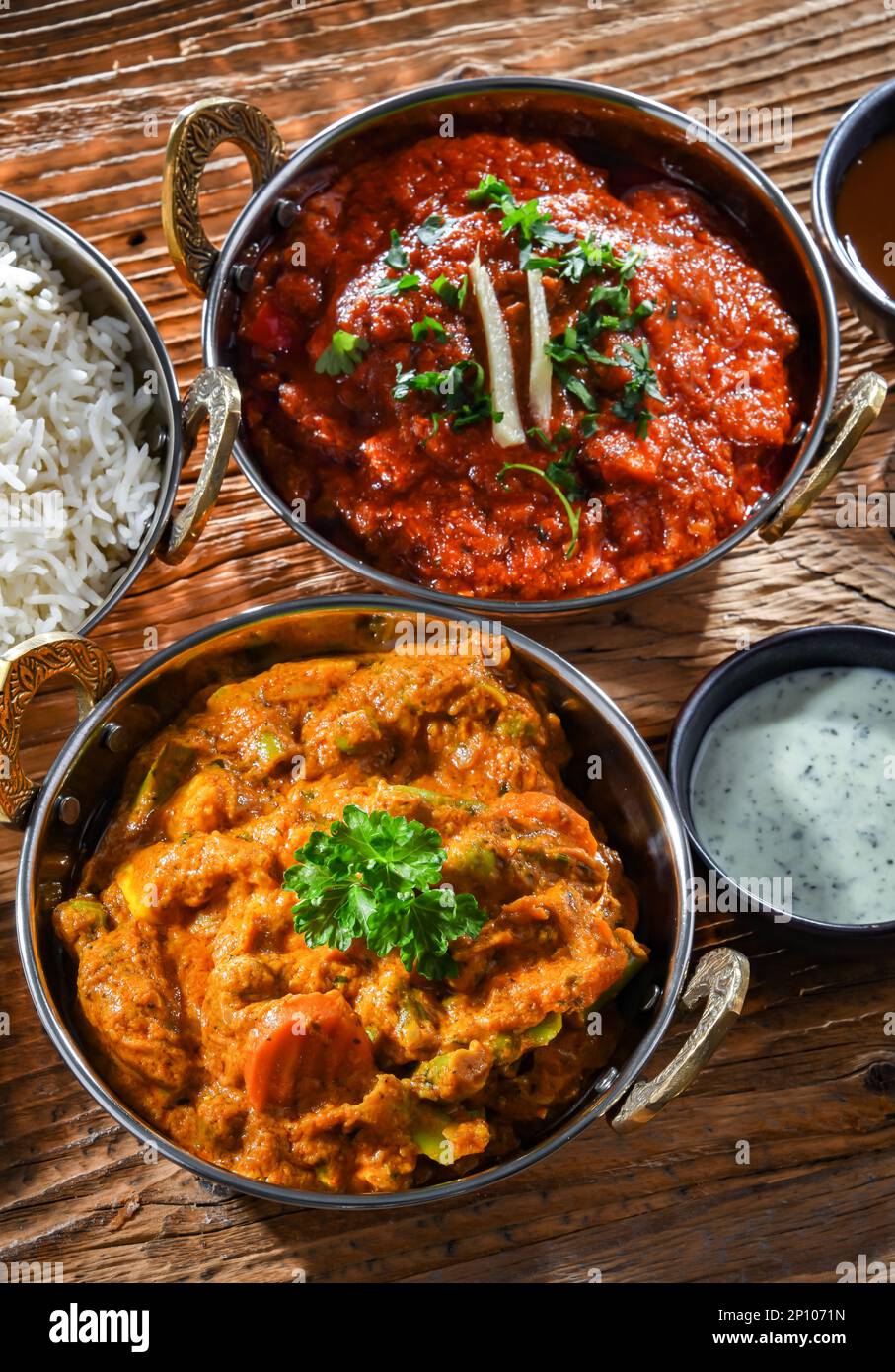 Heiße madras-Paneer und Gemüse-Masala mit Basmati-Reis, serviert in ...