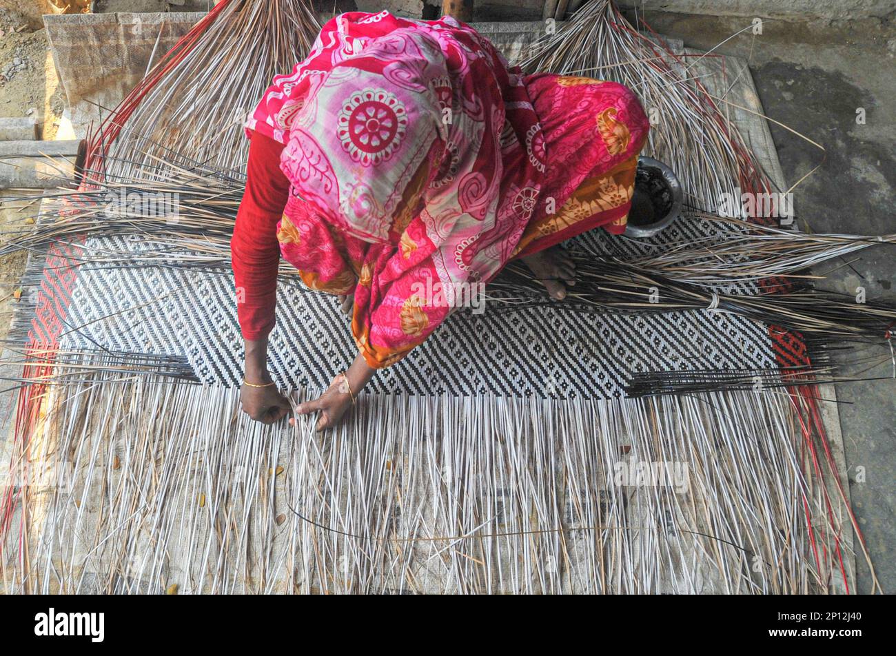 Sylhet-Bangladesch: RINA Begum, 03. März 2023, 50, webt das von der ...