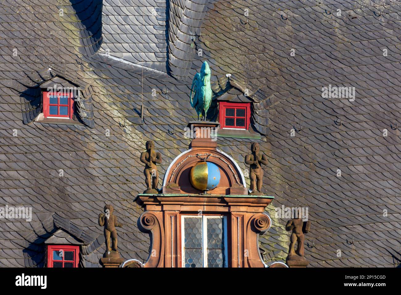 Marburg: Renaissance-Giebel aus dem Jahre 1581 mit der Kunstuhr auf dem Treppenturm des ...