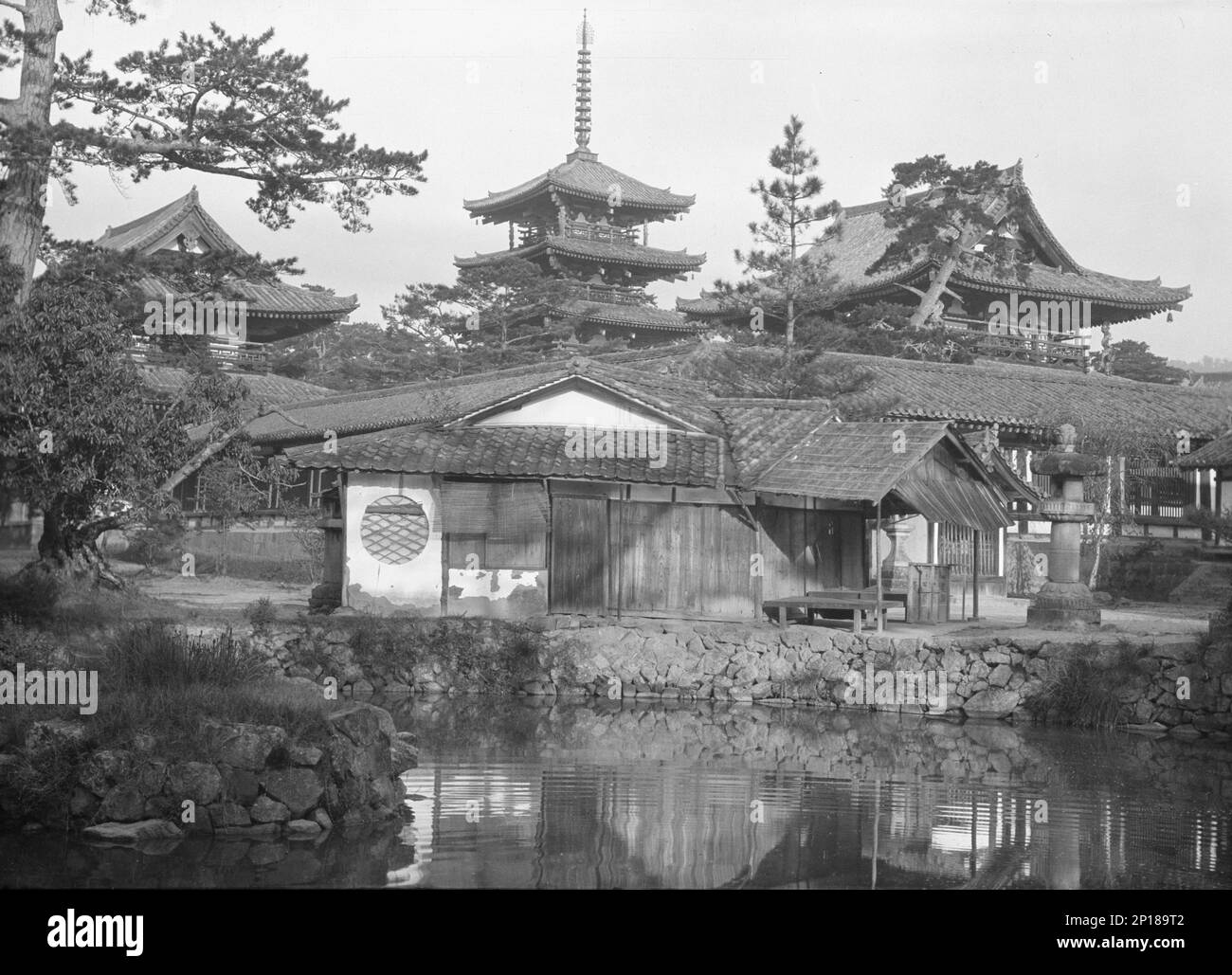 Reiseansichten von Japan und Korea, 1908. Das Foto zeigt Horyuji, einen ...