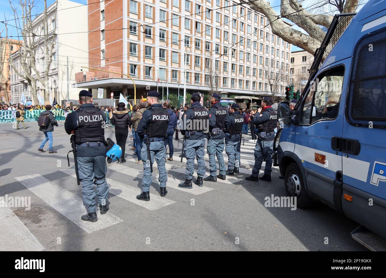 Polizeipatrouille globaler Klimaschutz von Fridays for Future, Rom ...