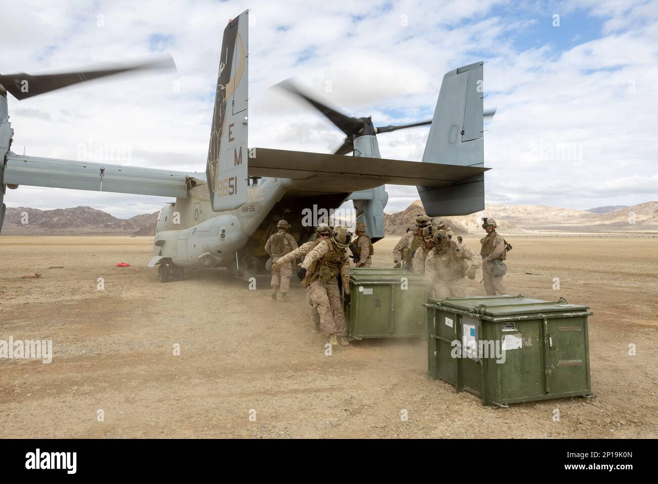 USA Marines mit Marine Medium Tiltrotor Squadron (VMM) 261 und Marine ...