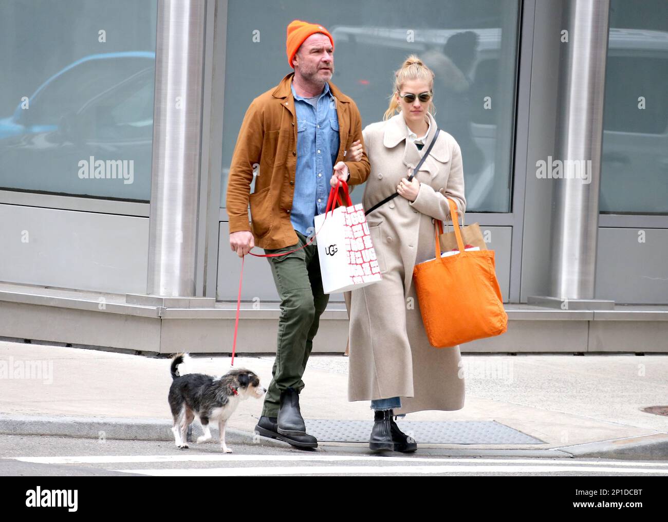Schauspieler Liev Schreiber und seine Freundin Taylor Neisen gehen am 3 ...
